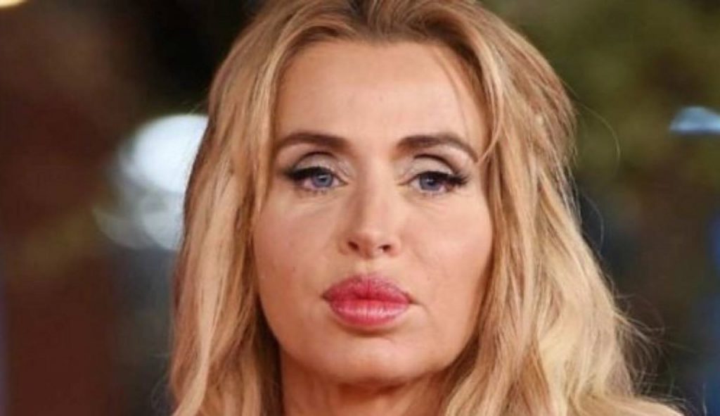 Valeria Marini, la verità sulla mancata maternità: la confessione è da lacrime - Solospettacolo.it